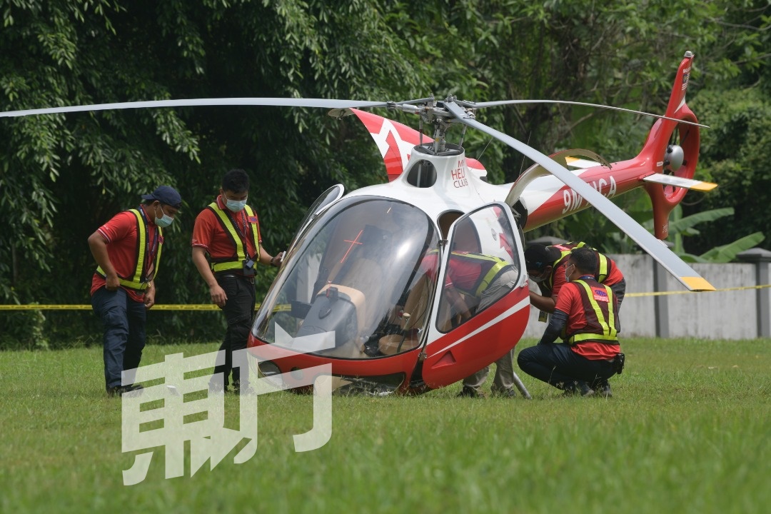 Helicopter falling out of the sky after a collision with another ...